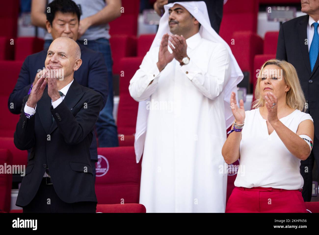 Doha, Katar. 23.. November 2022. Inneministerin Nancy Faeser trägt in ... Doha, Katar. 23.. November 2022. Inneministerin Nancy Faeser trägt in ...