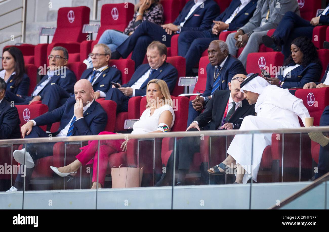 Doha, Katar. 23.. November 2022. Inneministerin Nancy Faeser trägt in ...