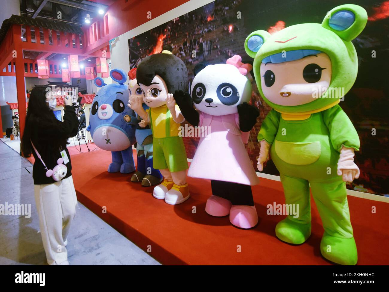 HANGZHOU, CHINA - 24. NOVEMBER 2022 - Besucher fotografieren animierte ...