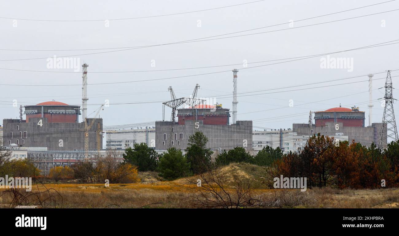 Eine Ansicht zeigt das Kernkraftwerk Zaporizhzhia im Verlauf eines ...