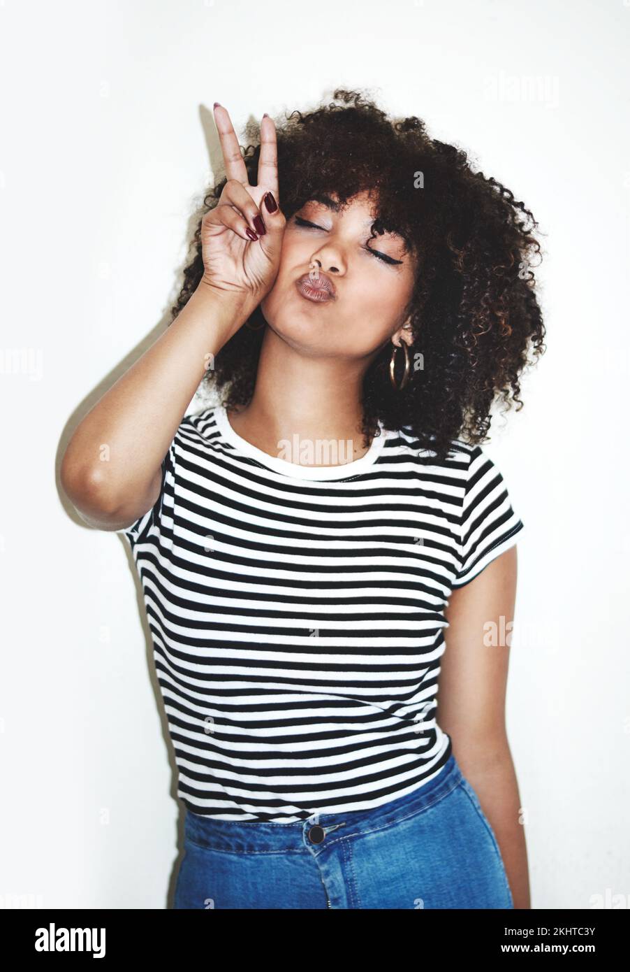 Frieden, Hand und schwarze Frau im Studio mit Friedenszeichen, einer ...