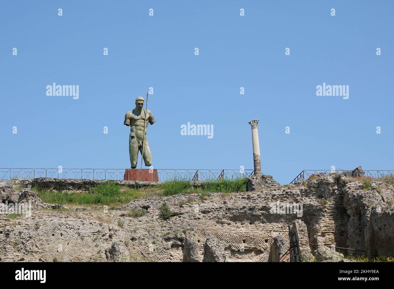 Daedalus-Statue von Igor Mitoraj mit Blick auf die archäologische ...