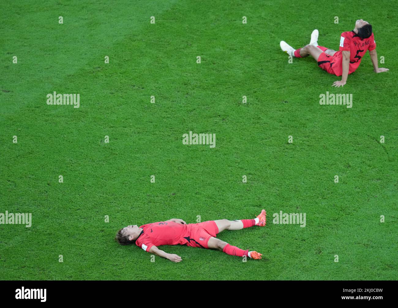 Südkoreas Jung Woo-Young (TOP) und Kim Jin-su reagieren nach dem Spiel ...