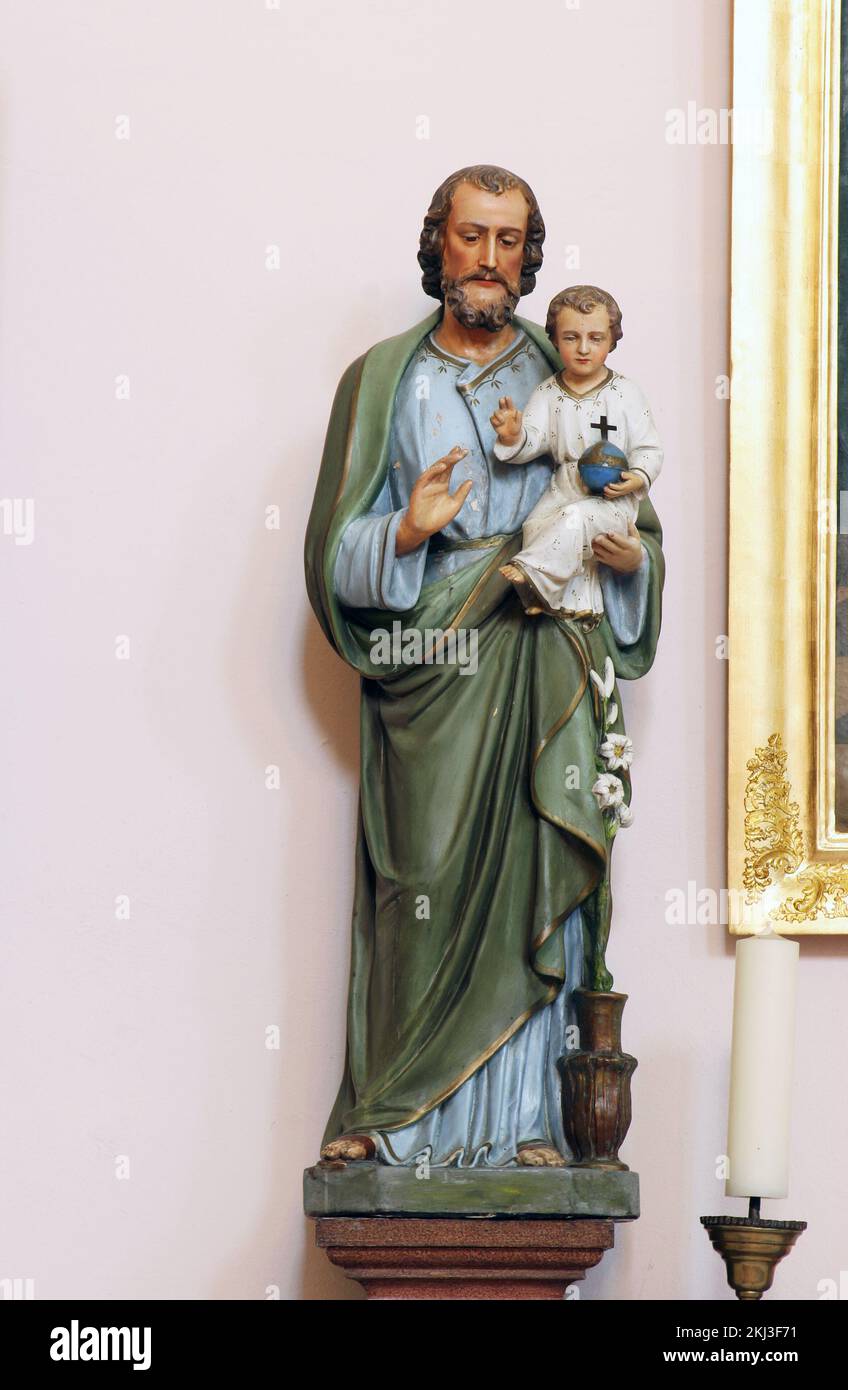 Der Heilige Josef hält das Kind Jesus, eine Statue am Altar der ...