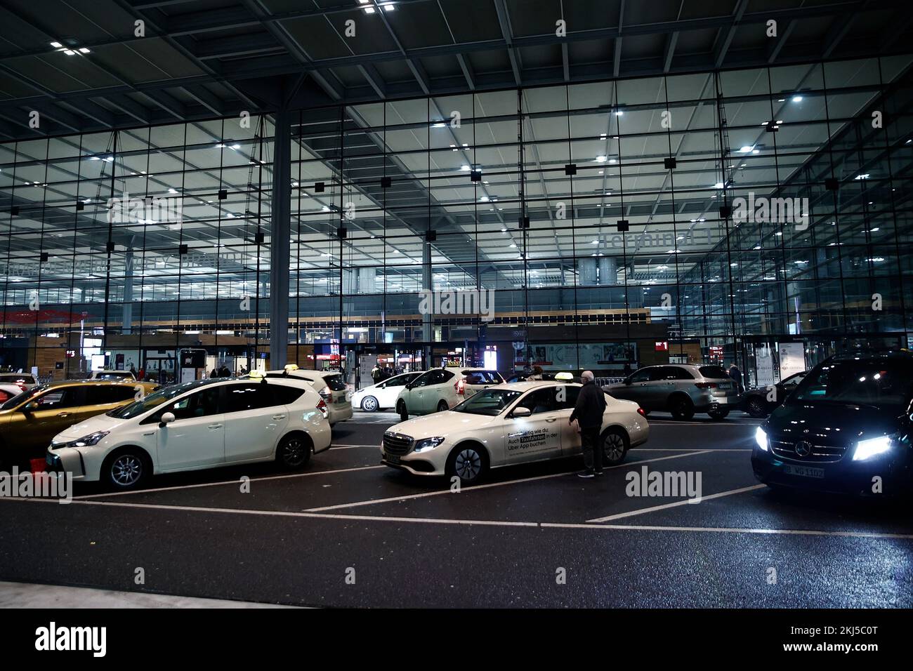 24. November 2022, Brandenburg, Schönefeld: Taxistand am Flughafen BER. Der Flughafen BER der ...