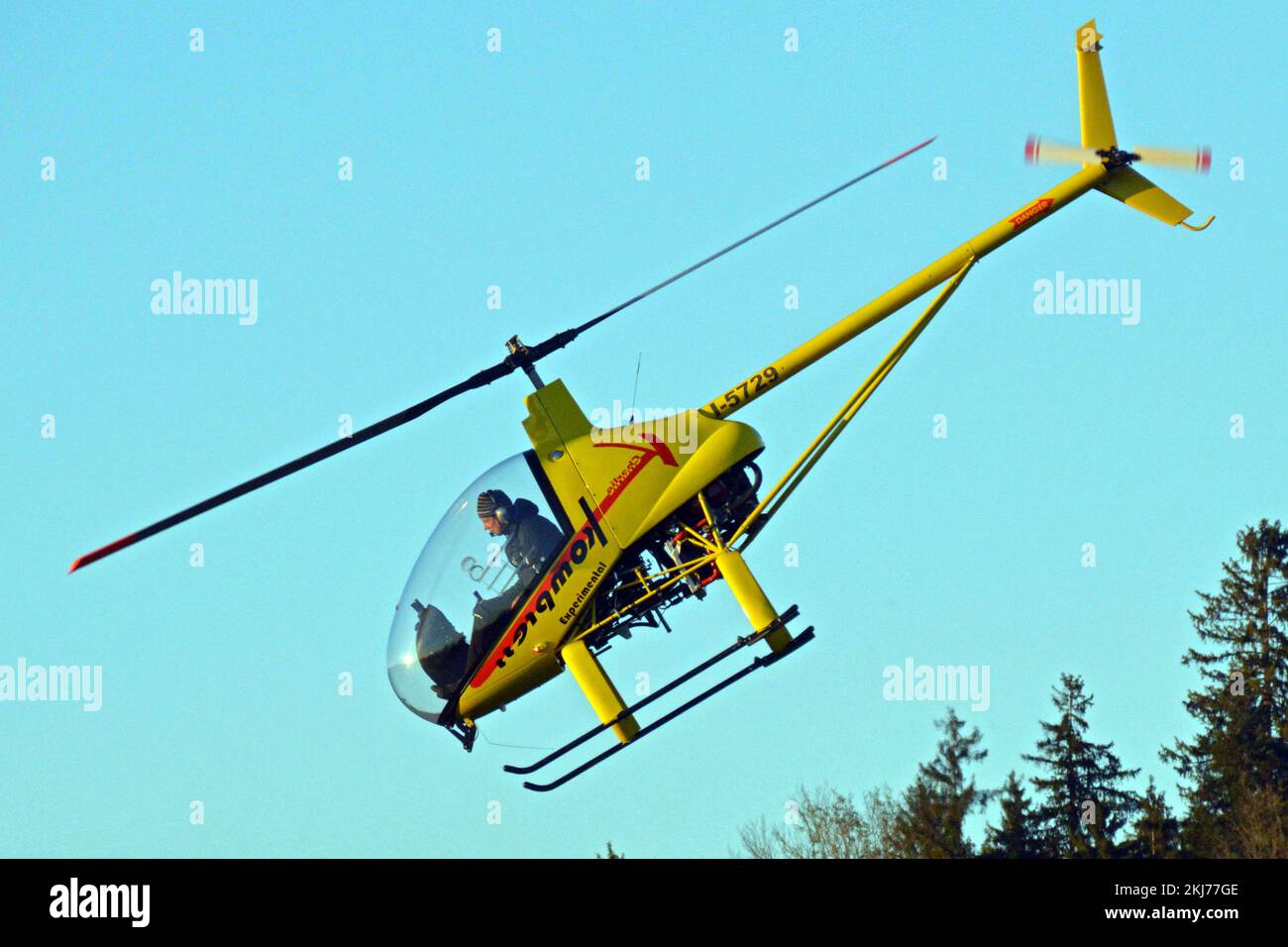 Deutschland, Bayern, Mühldorf am Inn: I-5729 Heli-Sport CH-7 Kompress ...