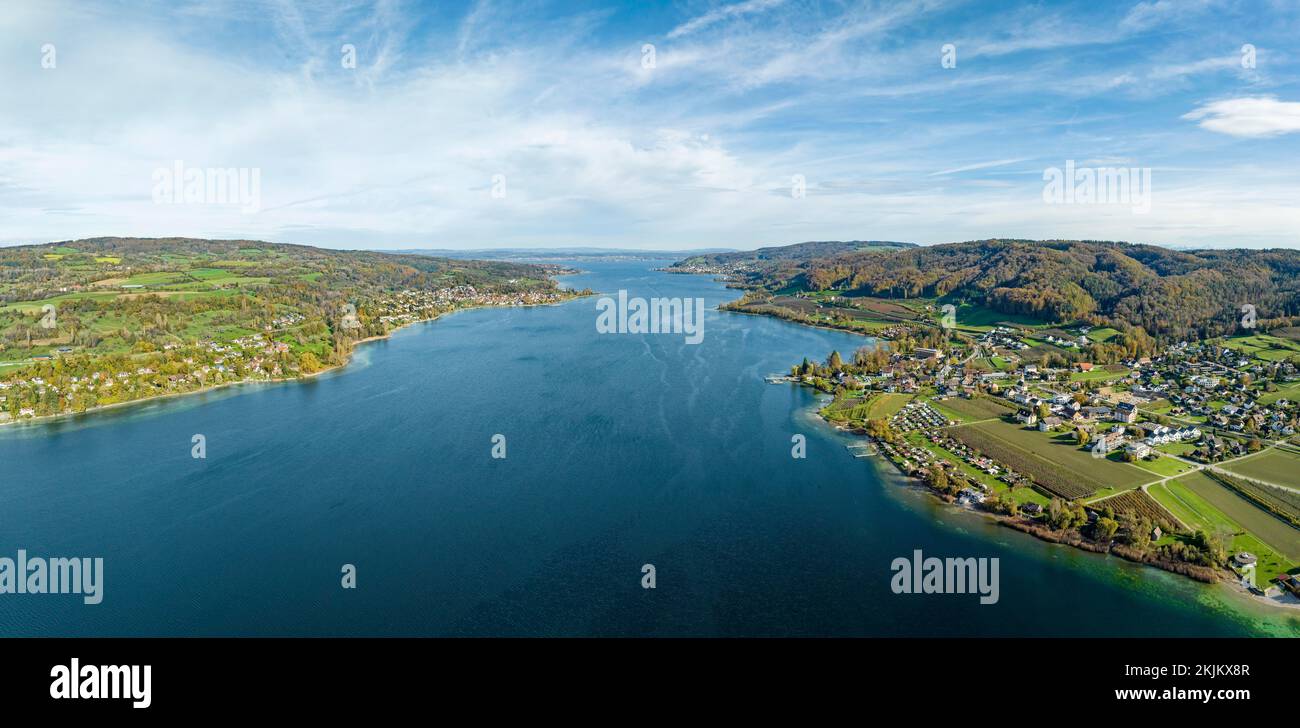 Blick über den Untersee, hinunter in das Dorf Mammern am Bodensee ...