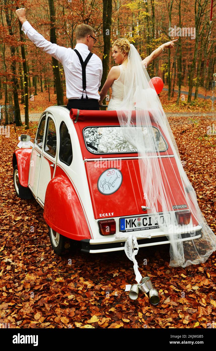 Die Ente, das Nostalgie-Auto (Citroen 2 CV), hier die Version Dolly der ...