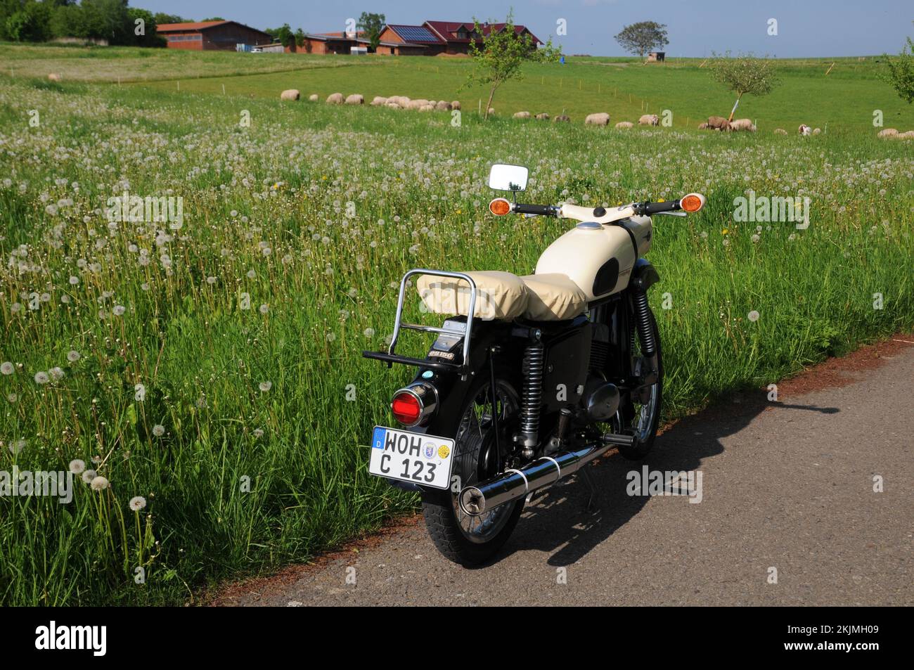 Oldtimer-Motorrad der DDR MZ es 150, Hessen, Deutschland, Europa Stockfotografie - Alamy
