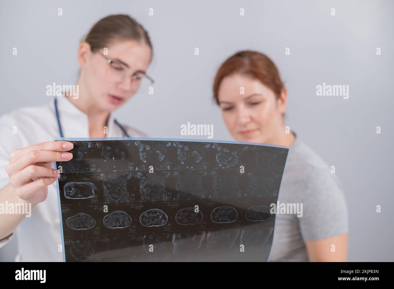 Ärztin erklärt der Patientin die mrt der inneren Organe Stockfotografie ...