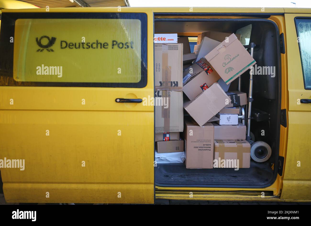 Bitterfeld Wolfen, Deutschland. 25.. November 2022. Ein Lieferfahrzeug von Deutsche Post DHL ...
