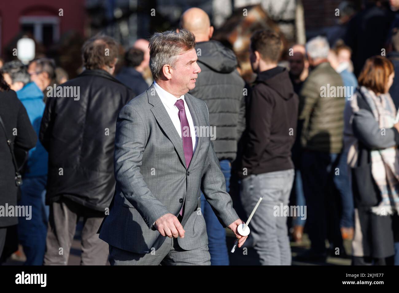 Oostkamp-Bürgermeister Jan De Keyser, das während der Beerdigung zweier ...