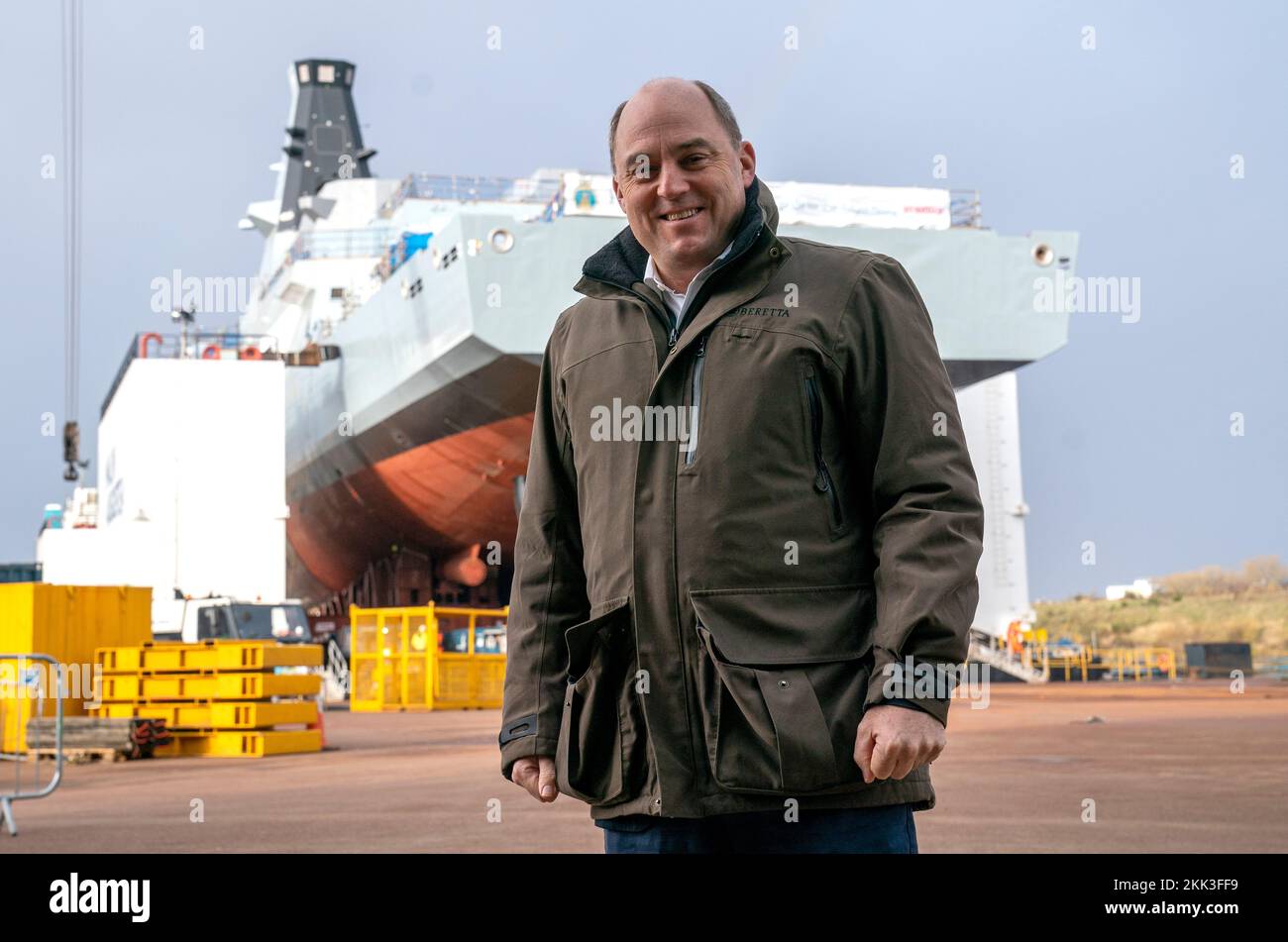 Verteidigungsminister Ben Wallace bei einem Besuch der BAE Govan Werft ...