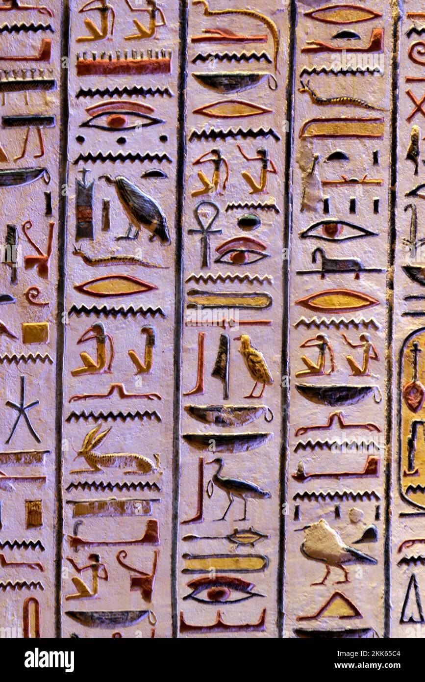 ALTE ÄGYPTISCHE GEMÄLDE UND HIEROGLYPHEN IM GRAB DES PHARAO IM TAL DER ...