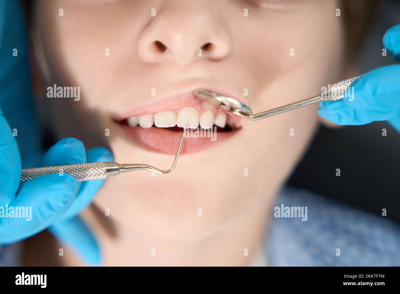 Das Kind zur Untersuchung beim Zahnarzt in der zahnärztlichen Praxis Stockfotografie - Alamy