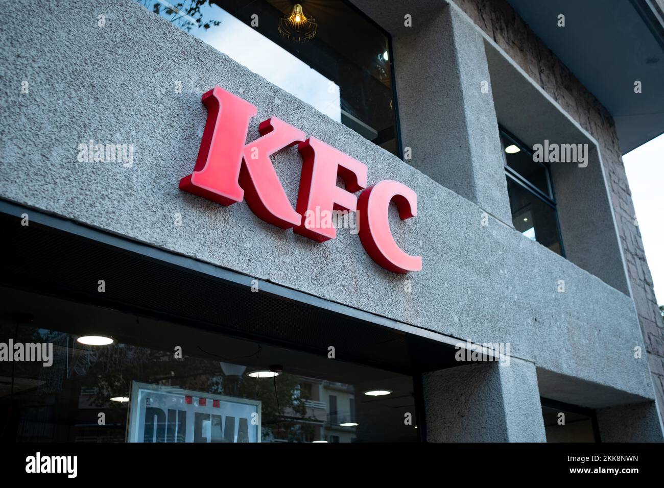 Das Logo der amerikanischen Fast-Food-Kette KFC ist auf einem Schild ...