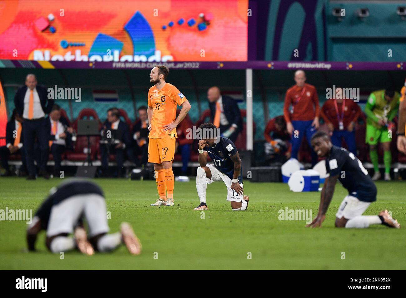 DOHA, KATAR - NOVEMBER 25: Daley Blind of the Netherlands sieht nach ...