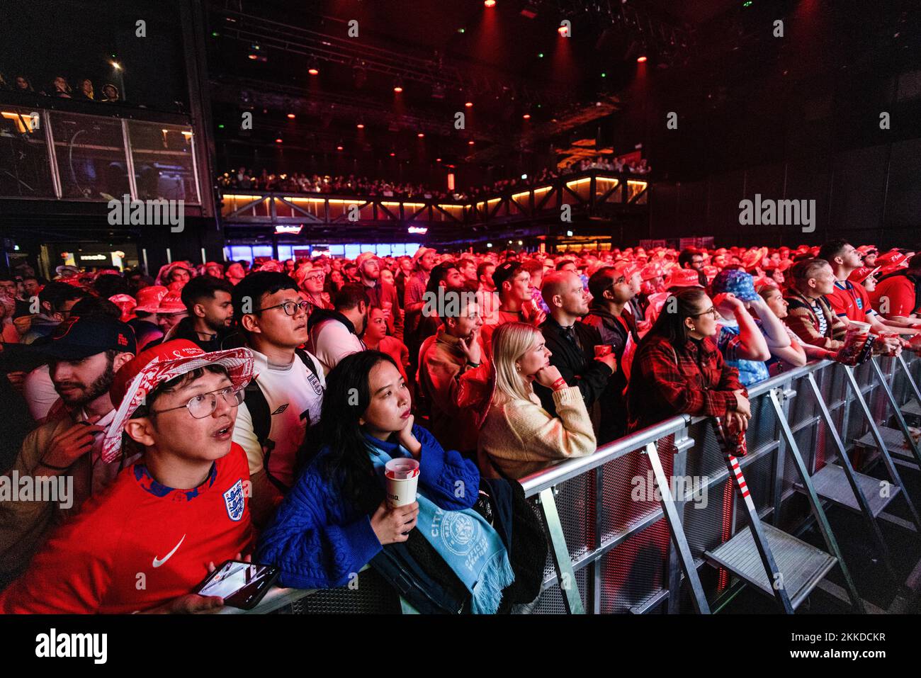 Englische Fans beim Budweiser Fan Festival in London im Outernet, bei ...