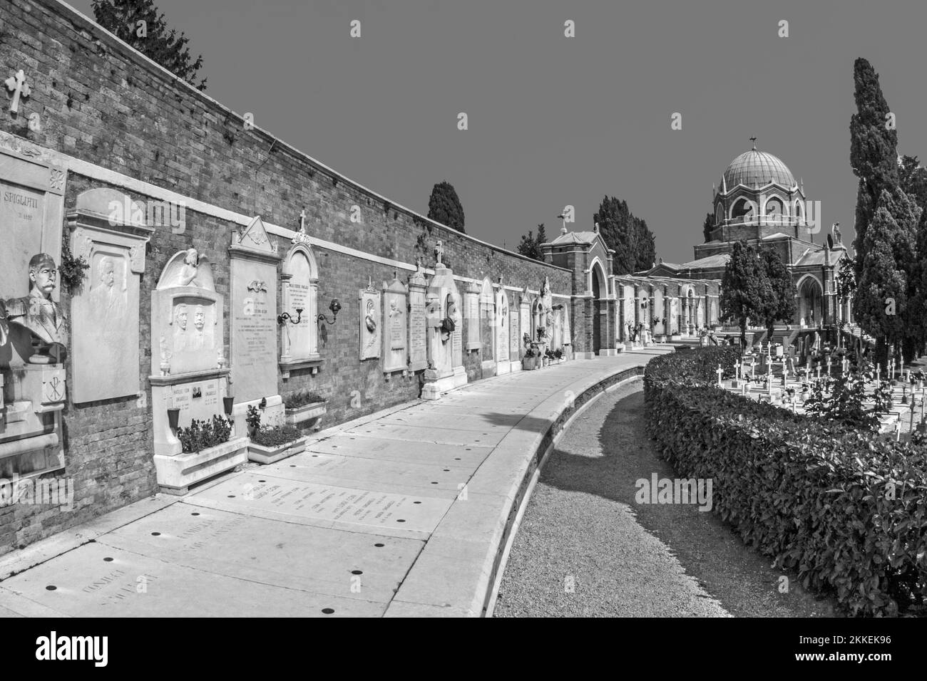 Venedig, Italien -10. April 2007: Grabsteine auf der Friedhofsinsel San ...