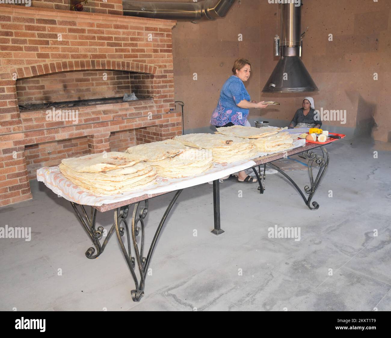 Frauen backen typisch armenisches Lavaschbrot im 'Tonir' Erdofen ...
