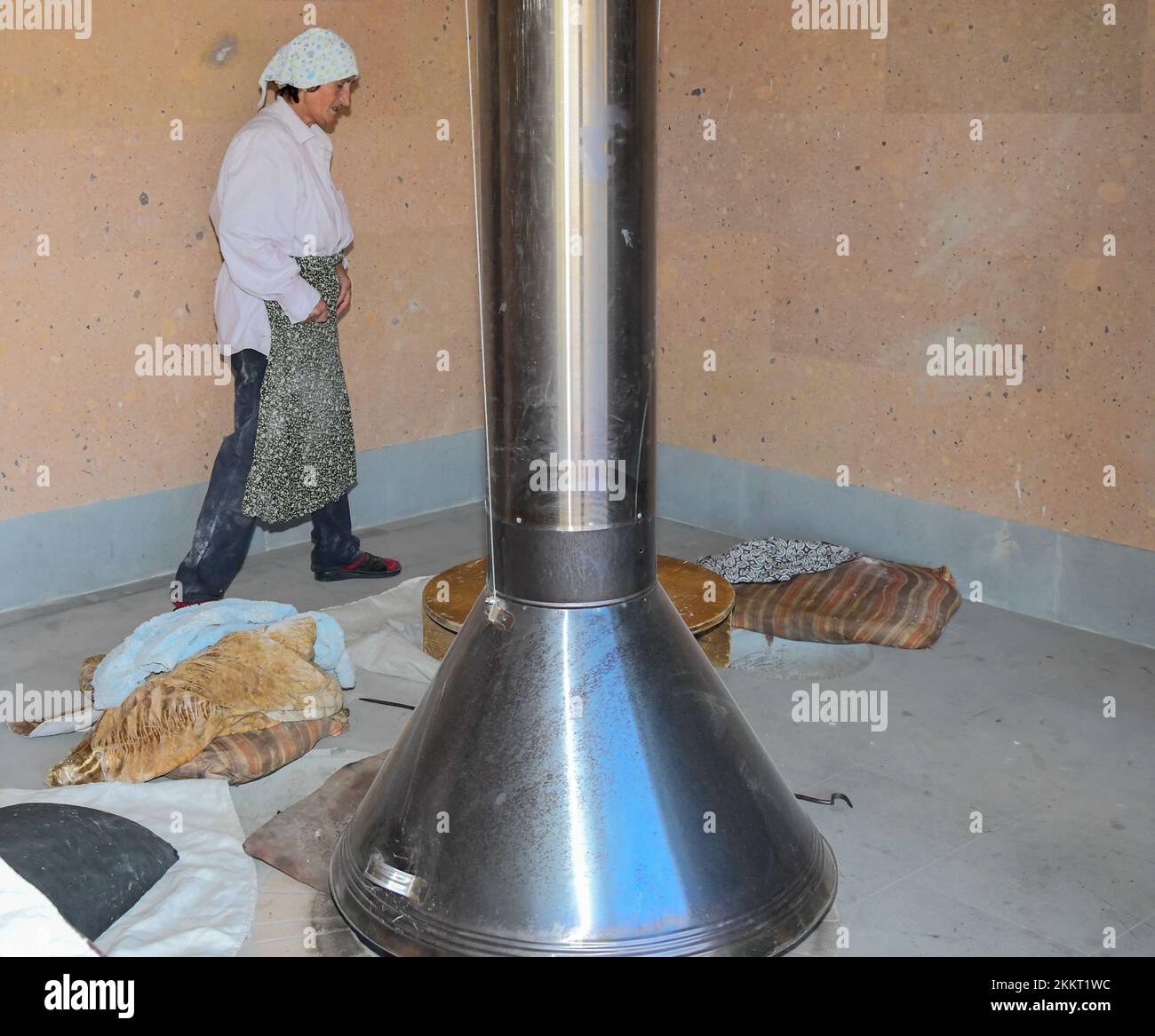 Frauen backen typisch armenisches Lavaschbrot im 'Tonir' Erdofen ...