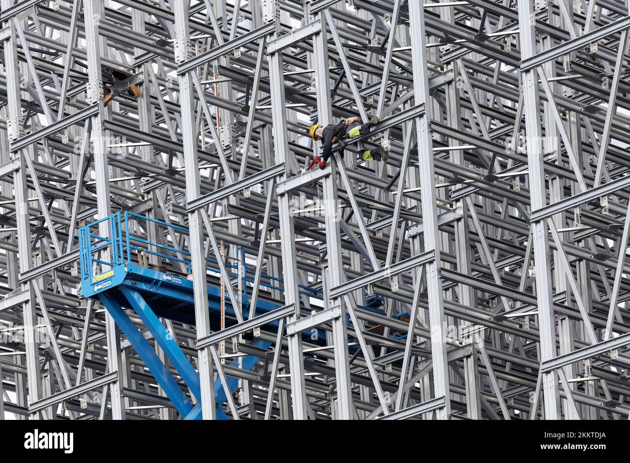 Hochregallager im Bau, Gitterbau mit Arbeitsplattform, Arbeiter bei der ...