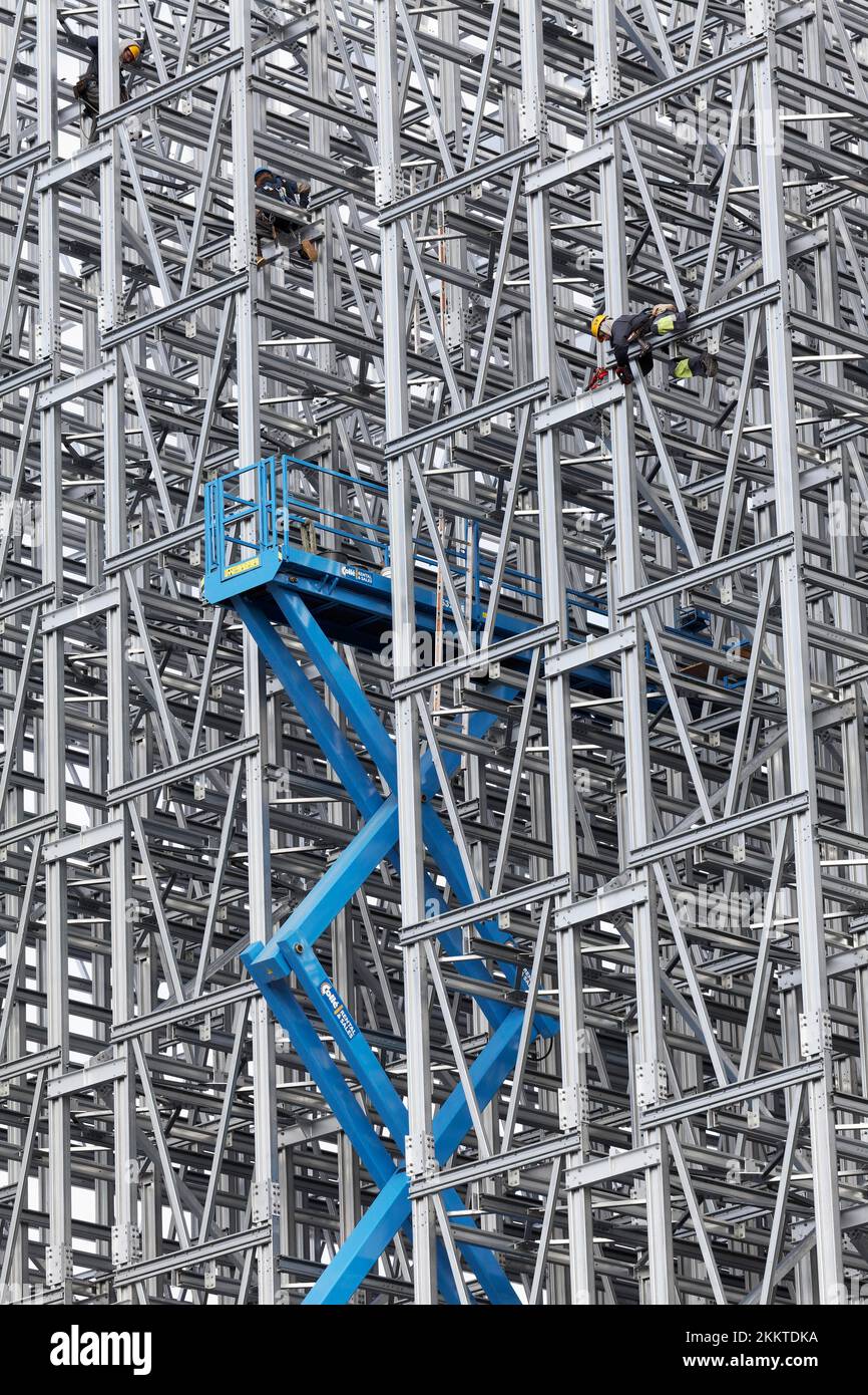 Hochregallager im Bau, Gitterbau mit Arbeitsplattform, Arbeiter bei der ...