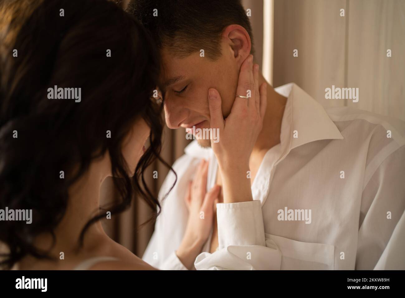 Männer küssen sich -Fotos und -Bildmaterial in hoher Auflösung – Alamy