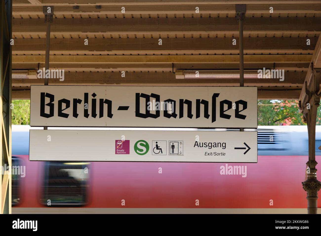 Stoppschild auf dem Bahnsteig, Berlin-Wannsee, Berlin, Deutschland ...