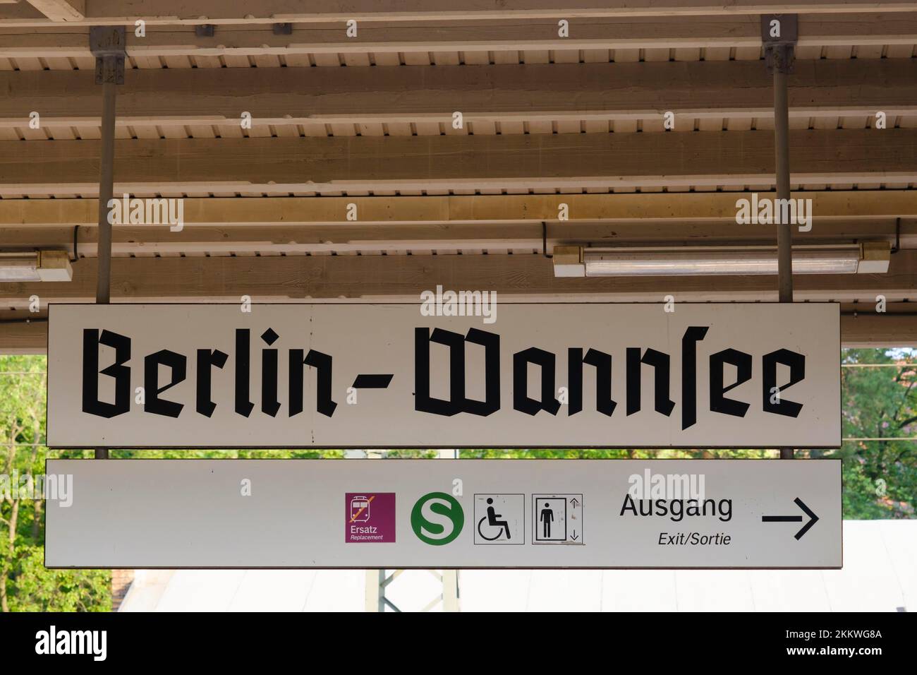 Stoppschild auf dem Bahnsteig, Berlin-Wannsee, Berlin, Deutschland ...