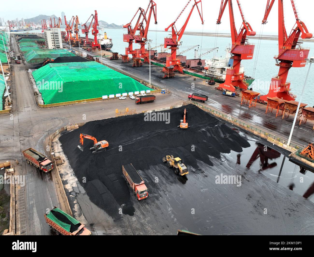 LIANYUNGANG, CHINA - 26. NOVEMBER 2022 - große Maschinen stapeln und ...