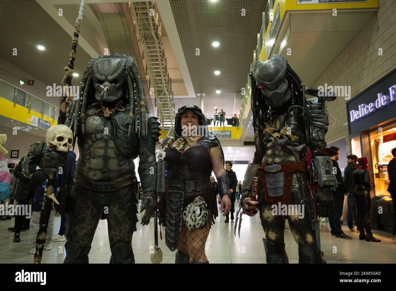 Predator Cosplay auf der MCM Comic Con in London Stockfotografie - Alamy