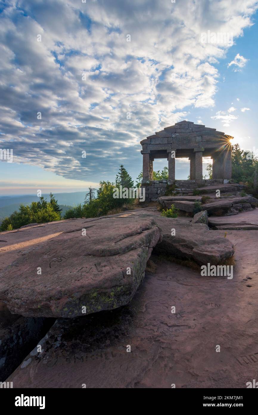 Vogesengebirge: Rekonstruierter Tempel des Vosegus auf dem Mont Donon ...
