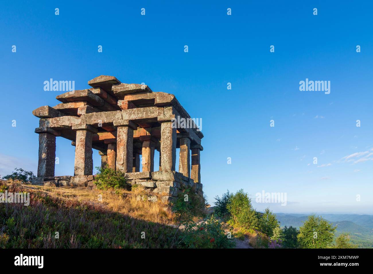 Vogesengebirge: Rekonstruierter Tempel des Vosegus auf dem Mont Donon ...