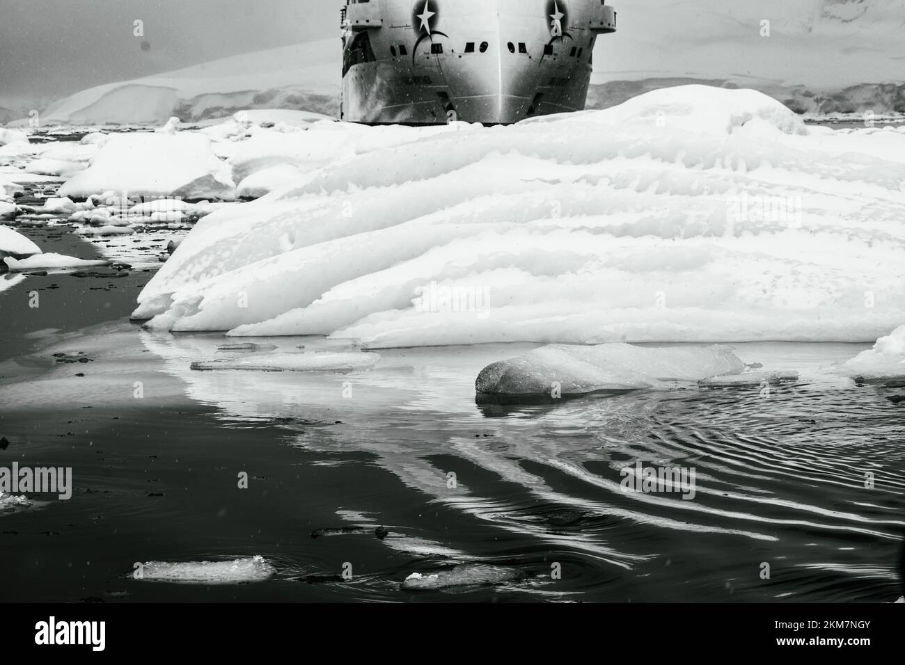 Eisberge im stillen Wasser rund um Enterprise Island. Mit einem großen ...