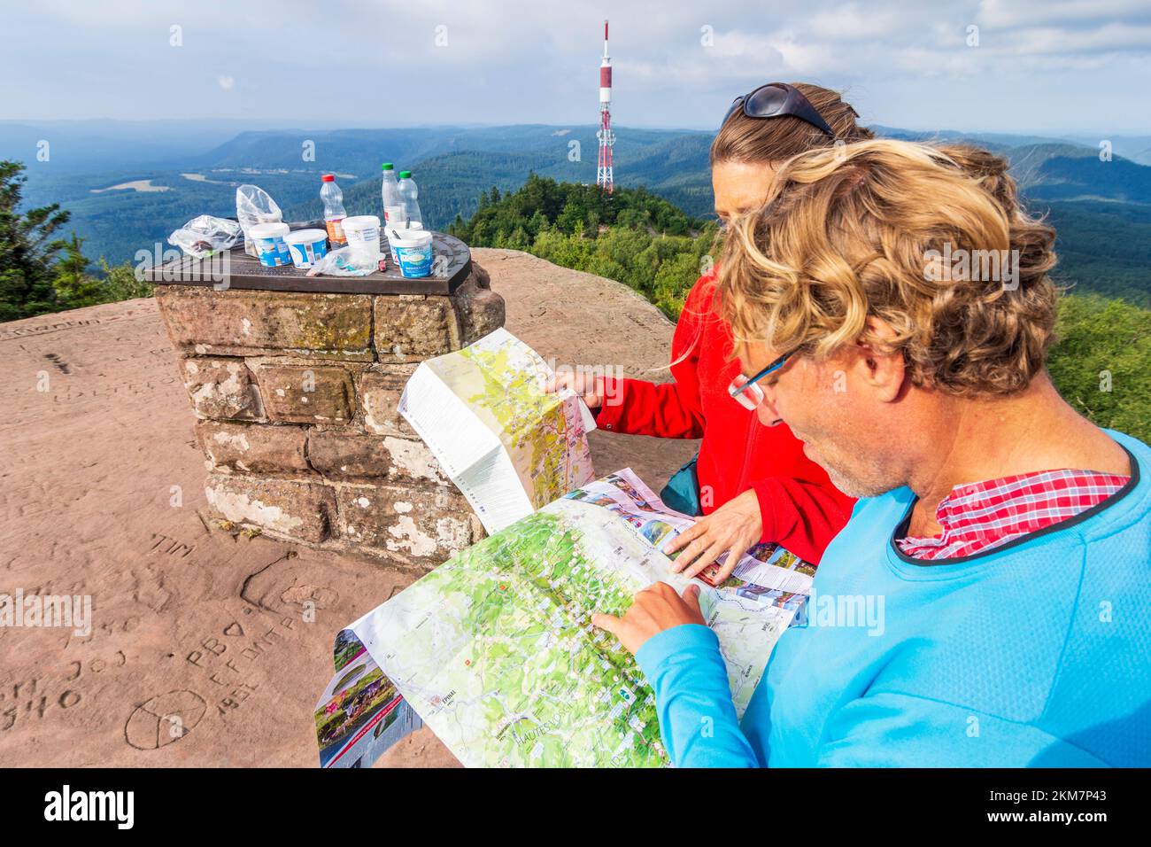 Vogesen-Gebirge: Wanderer-Familie, die die Karte auf dem Mont Donon ...