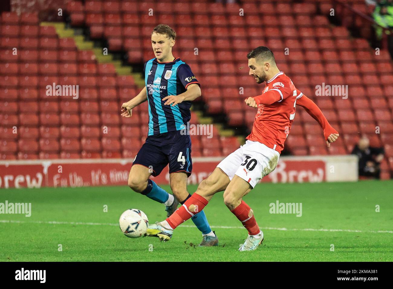 Adam Phillips Nr. 30 von Barnsley erzielt beim Emirates FA Cup Runde 2 ...