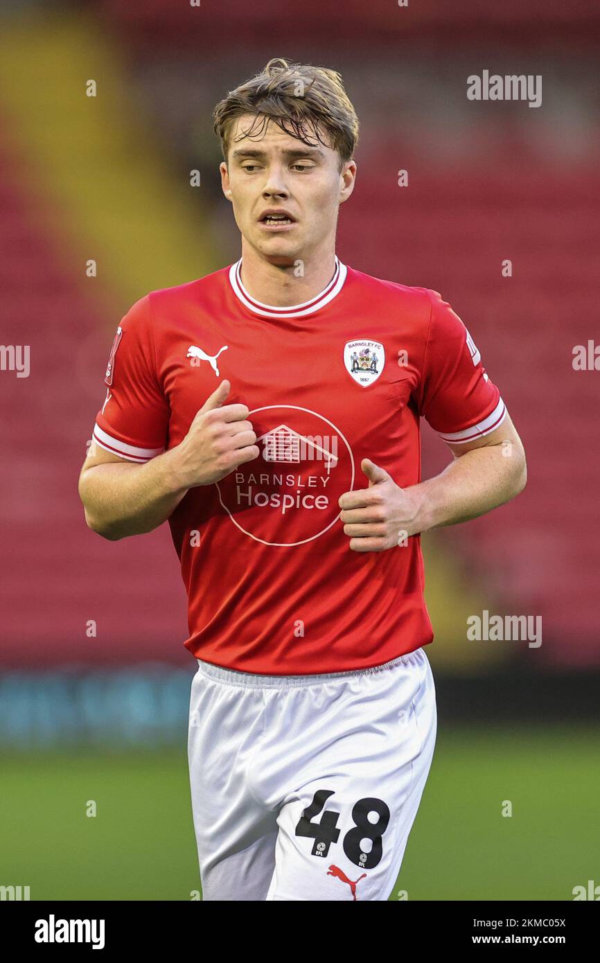 Luca Connell #48 von Barnsley während des Spiels Barnsley gegen Crewe ...