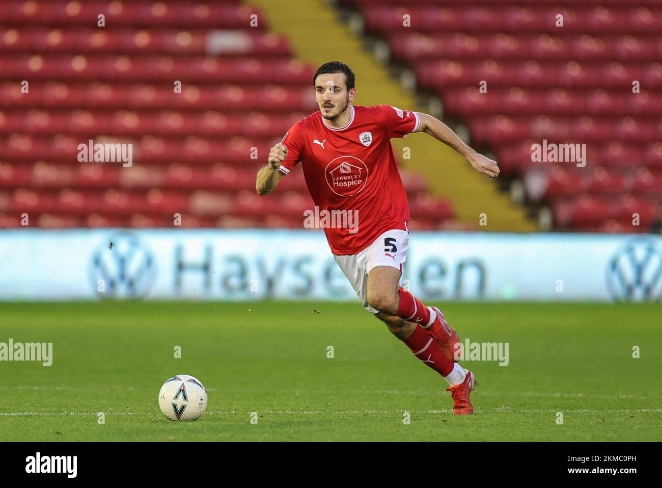 Liam Kitching #5 von Barnsley in Action während des Emirates FA Cup ...