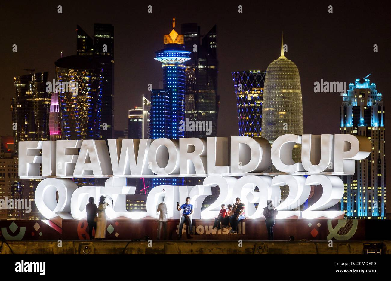 DOHA – Fußballfans auf dem Logo der FIFA-Weltmeisterschaft Katar 2022 ...
