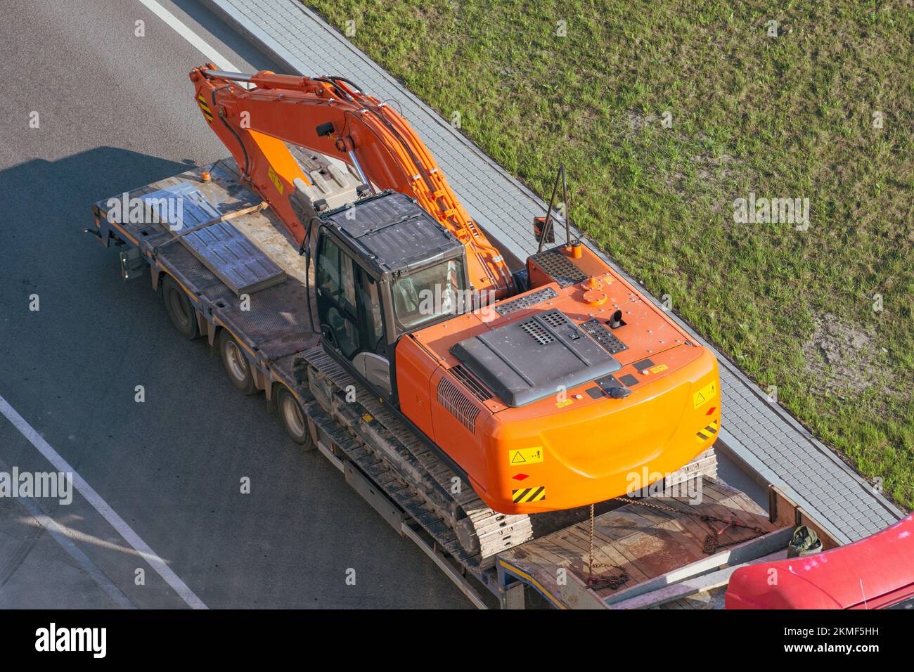 LKW mit langer Anhängerplattform zum Transport schwerer Maschinen ...