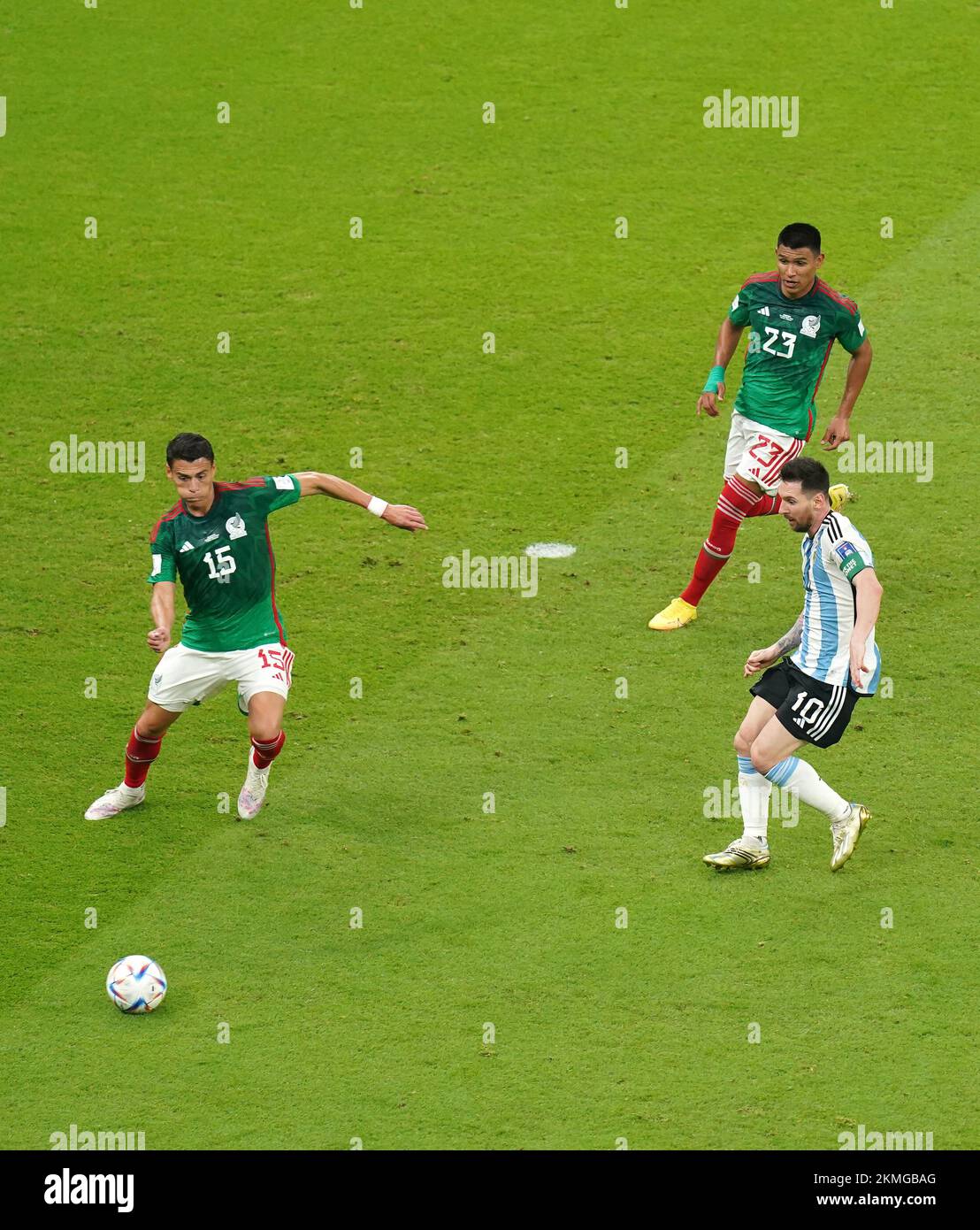 Hector Moreno aus Mexiko und Lionel Messi aus Argentinien in Aktion ...