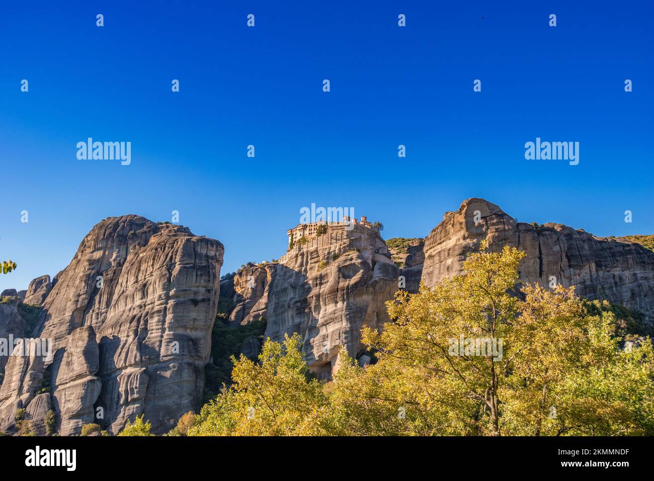 Panoramafoto von Felsformationen und den Klöstern von Meteora über der ...