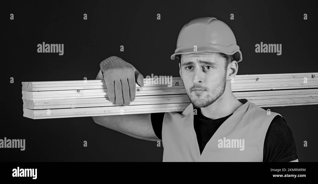 Zimmermann, Holzarbeiter, starker Baumeister auf durchdachtem Gesicht ...