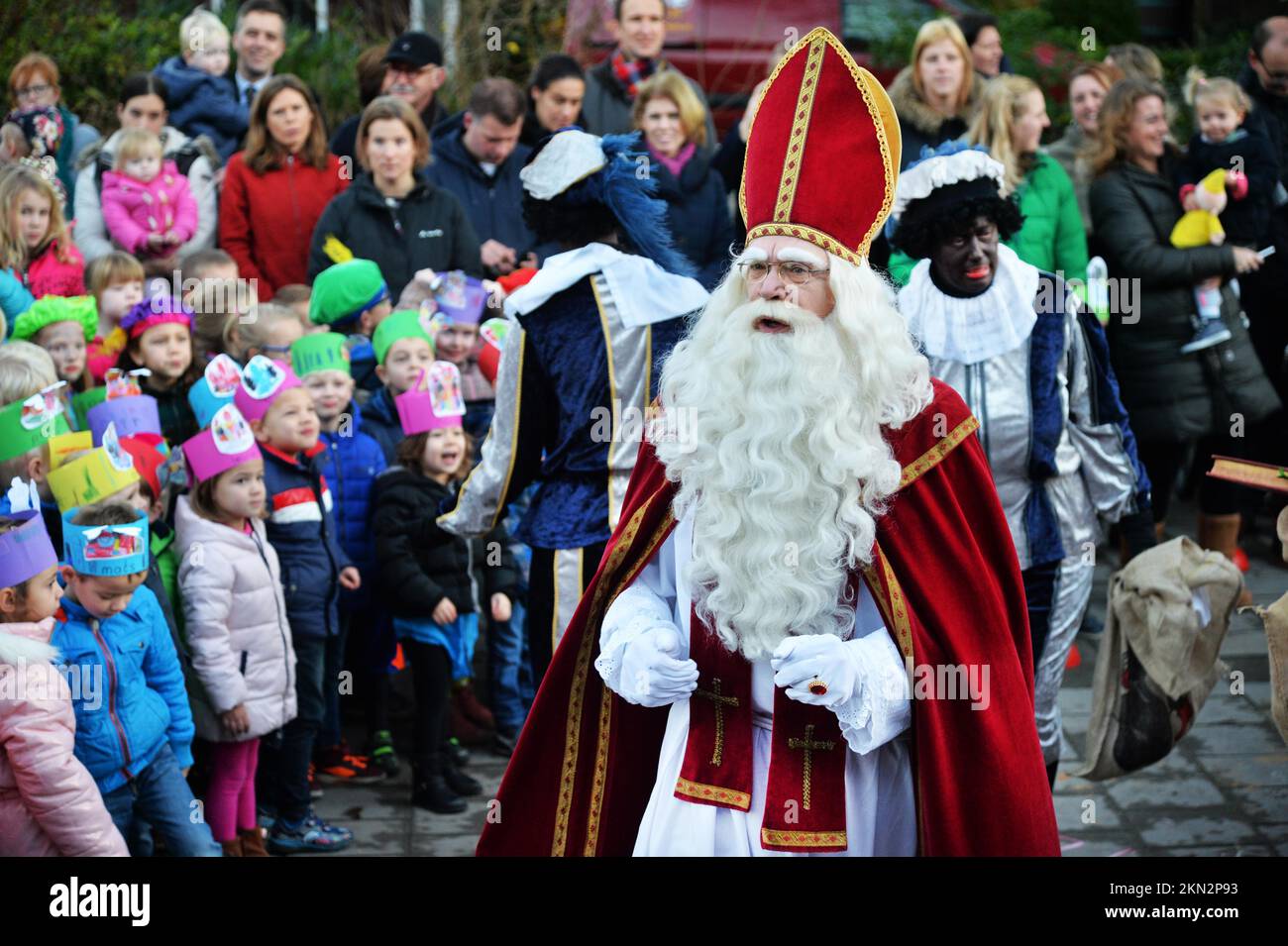 Sinterklaas (St. Nikolaus), Swarte Piet und seine Helfer sind wichtige ...