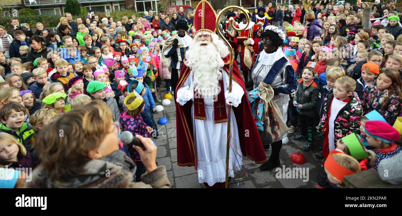 Sinterklaas (St. Nikolaus), Swarte Piet und seine Helfer sind wichtige ...