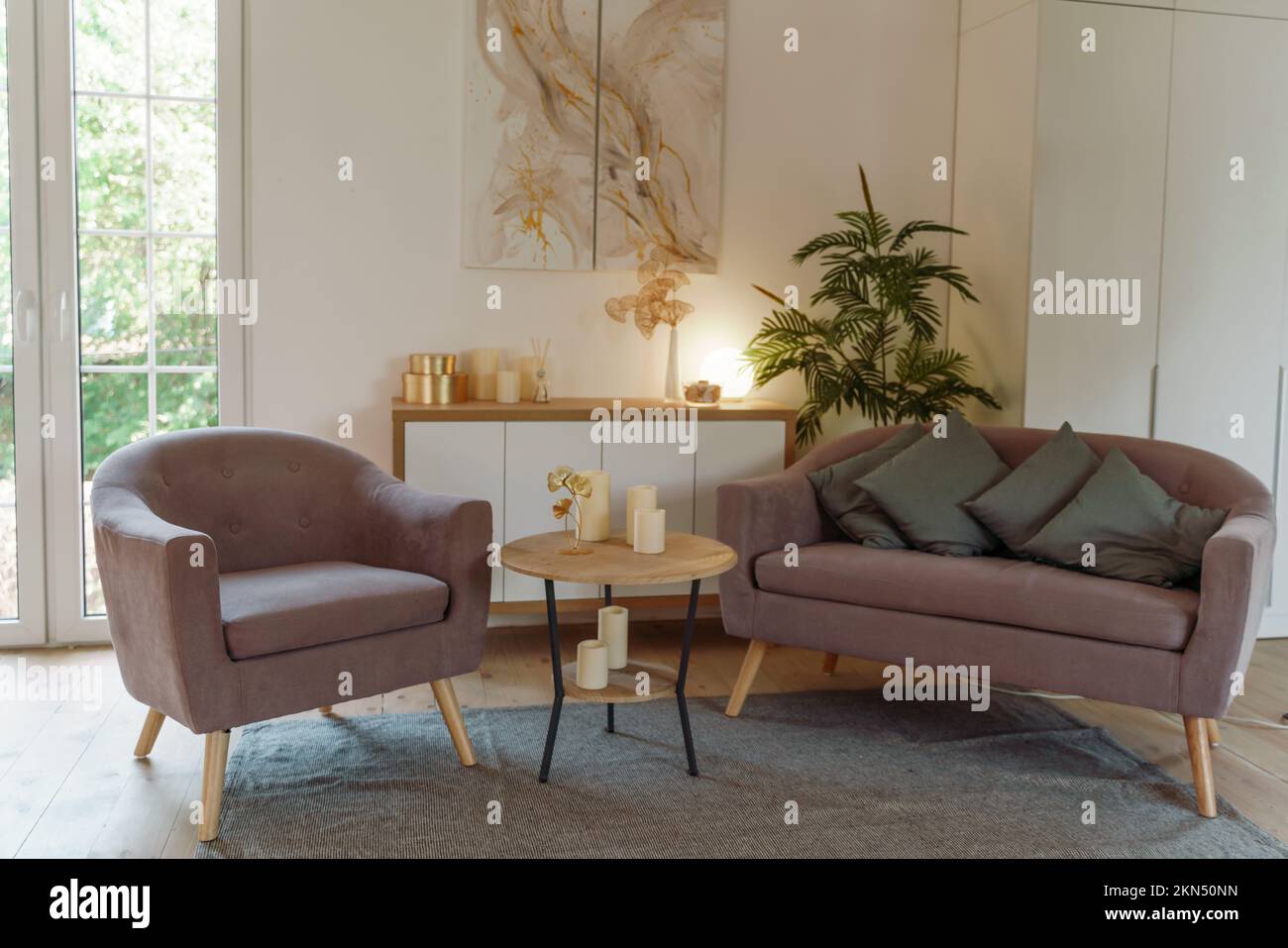 Stilvolles wohnzimmer -Fotos und -Bildmaterial in hoher Auflösung – Alamy