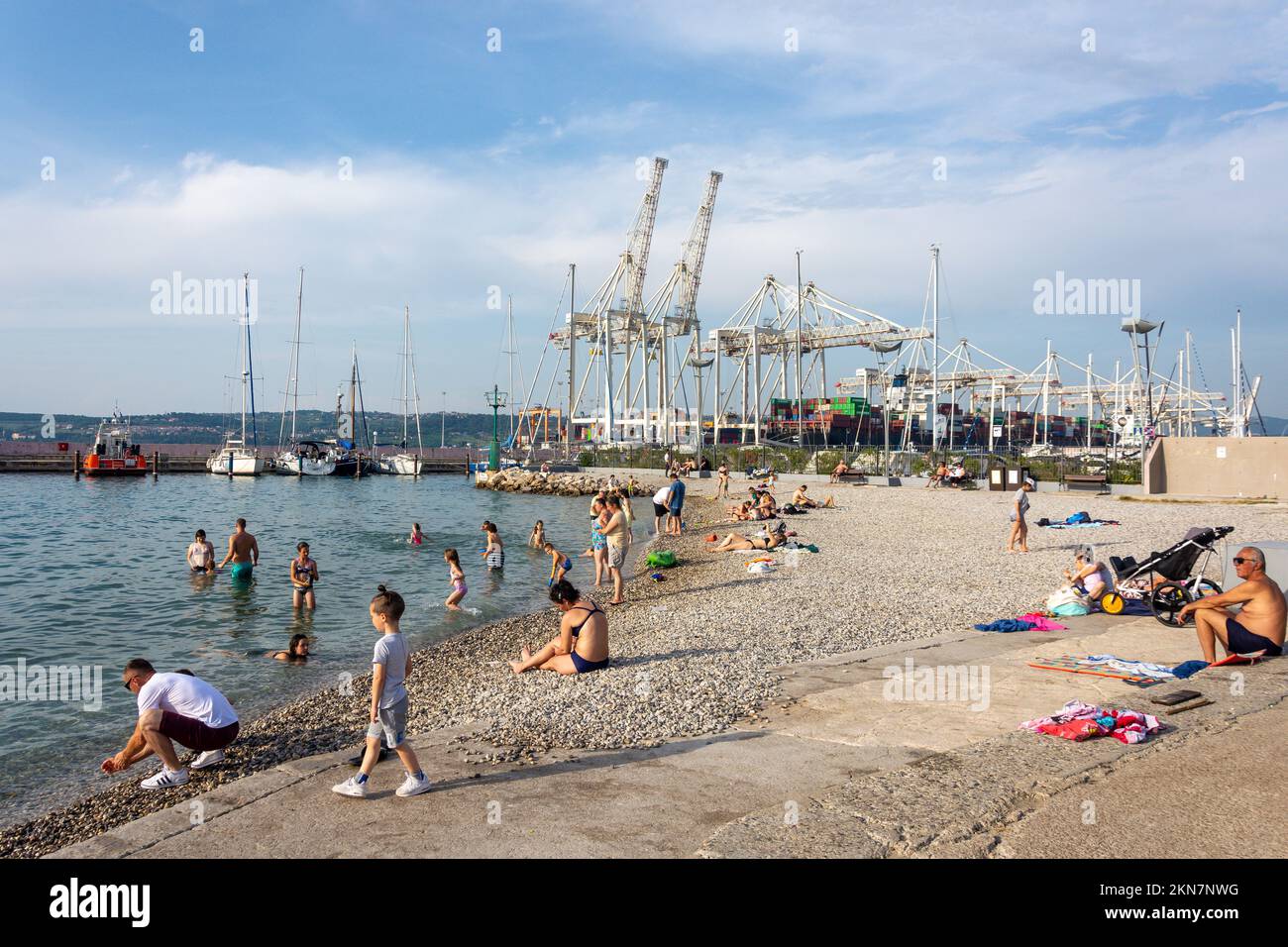 Zentraler strand mestna plaza koper mit containerterminal dahinter ...