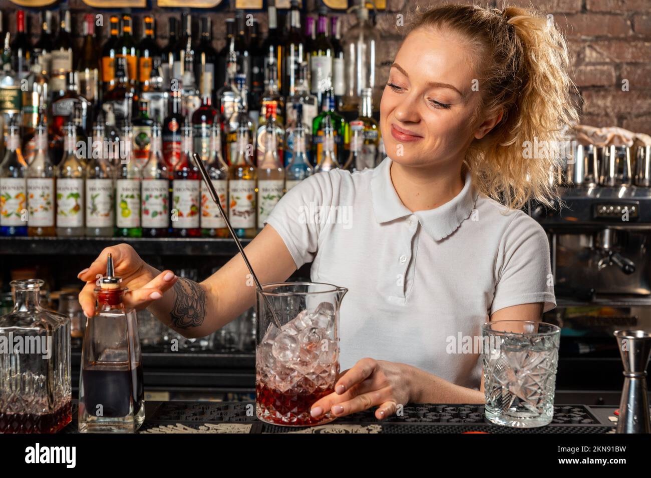 Barmaid club -Fotos und -Bildmaterial in hoher Auflösung – Alamy