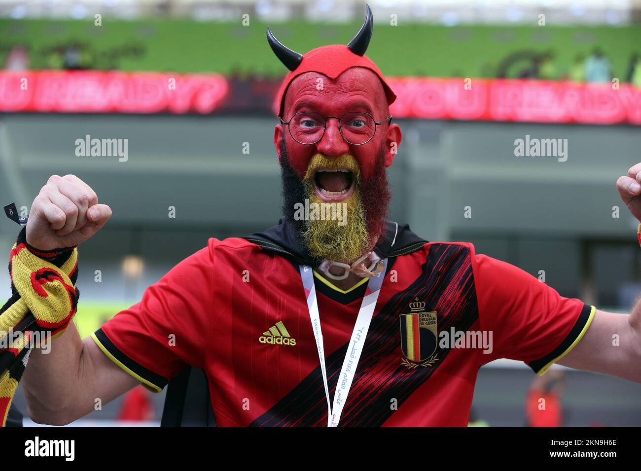 Das Abbildungsbild zeigt einen belgischen Red Devil-Fan, der als Teufel ...